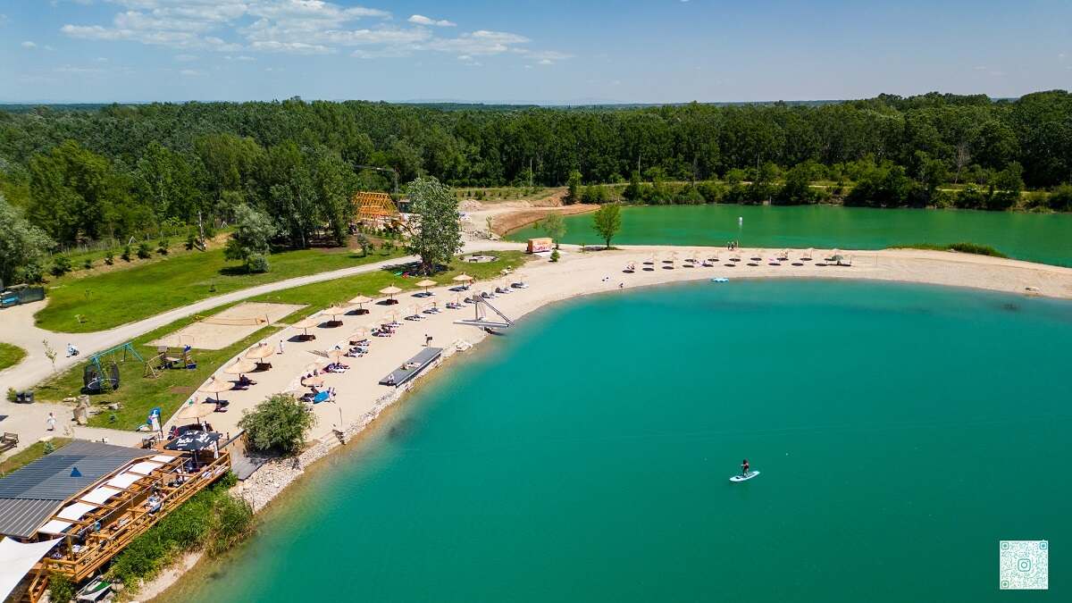 TRQZ Lake, lacul cu apă turcoaz și plajă cu nisip de lângă București